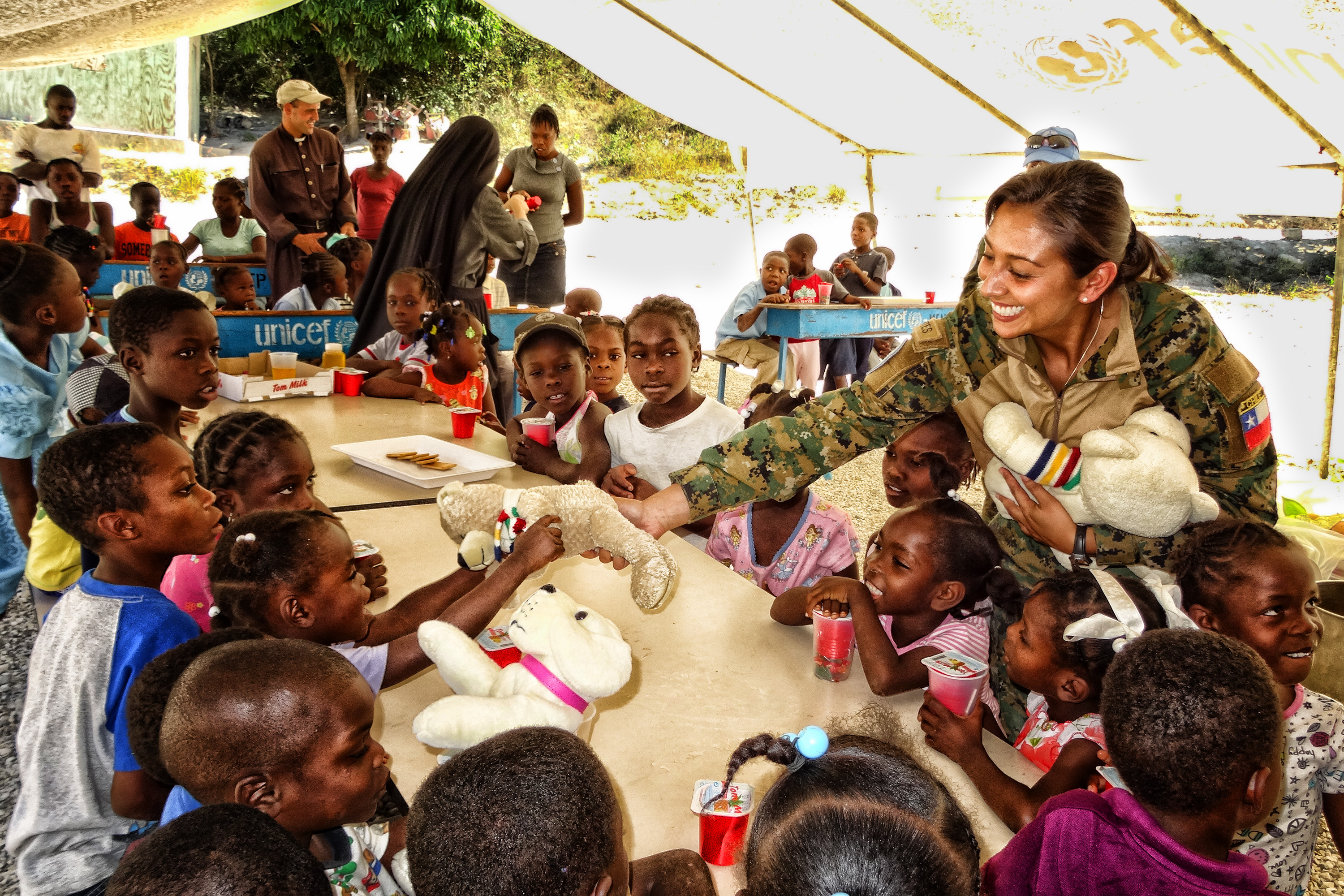 L’Opération 'Teddy Bear' offre le sourire à des enfants d’Haïti | MINUSTAH